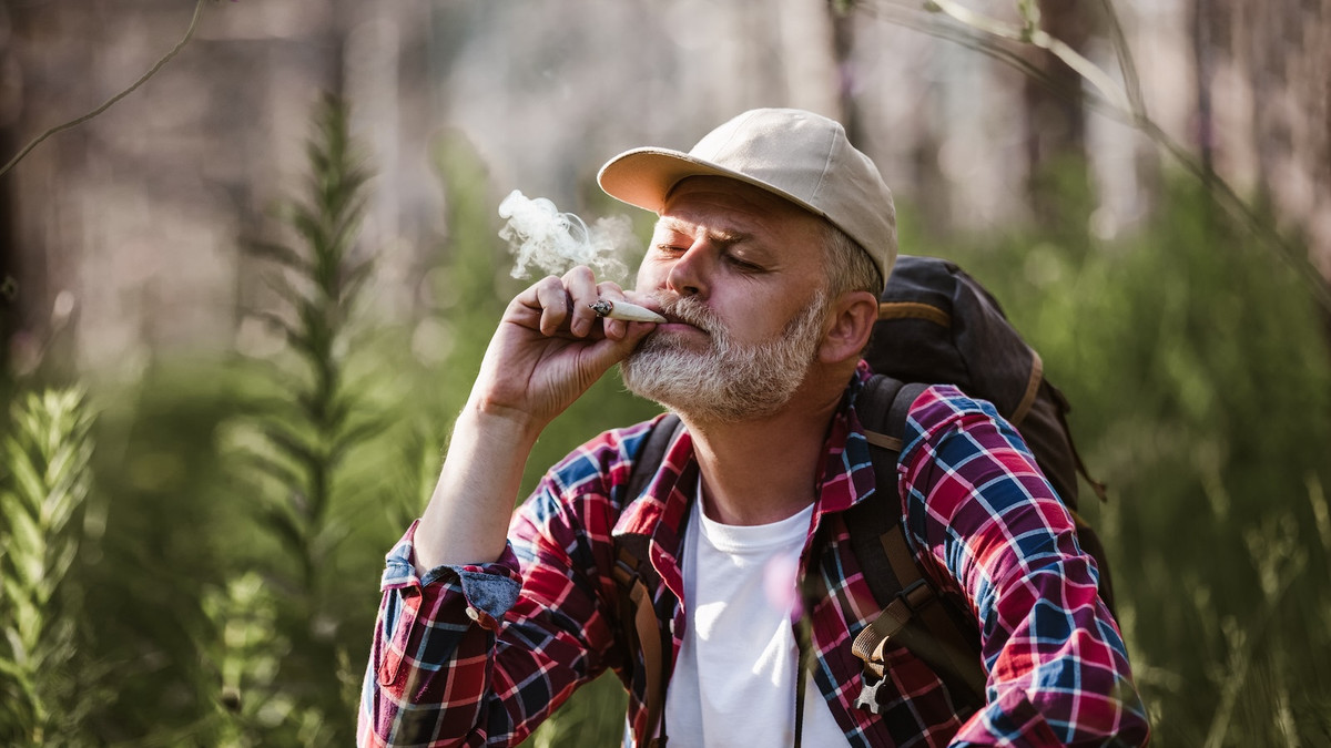 Senioren greifen häufiger zu Cannabis | APOTHEKE ADHOC