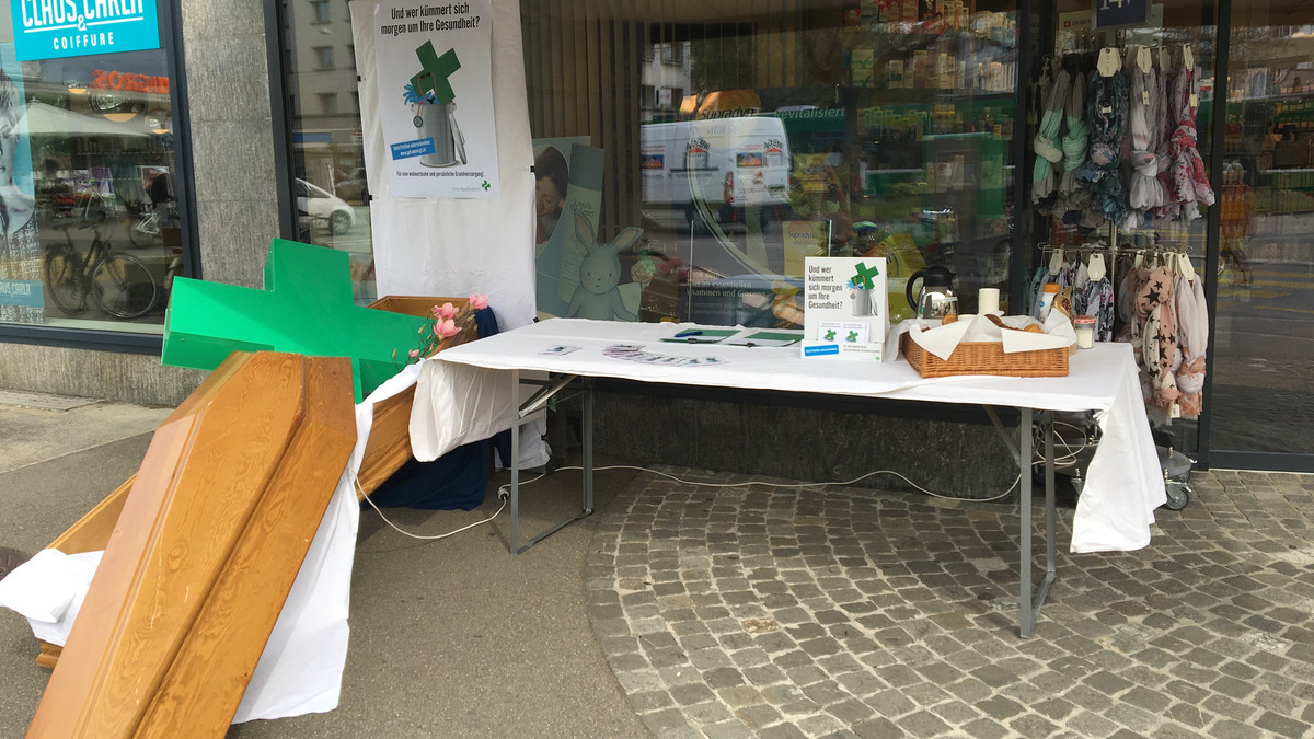 Basel: Der Sarg vor der Apotheke | APOTHEKE ADHOC