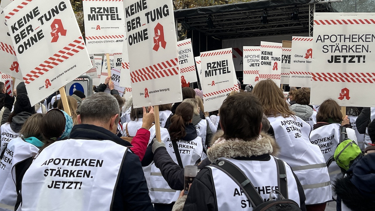 Dresden-Demo: Bild-Anzeige, Busse & Striezelmarkt | APOTHEKE ADHOC