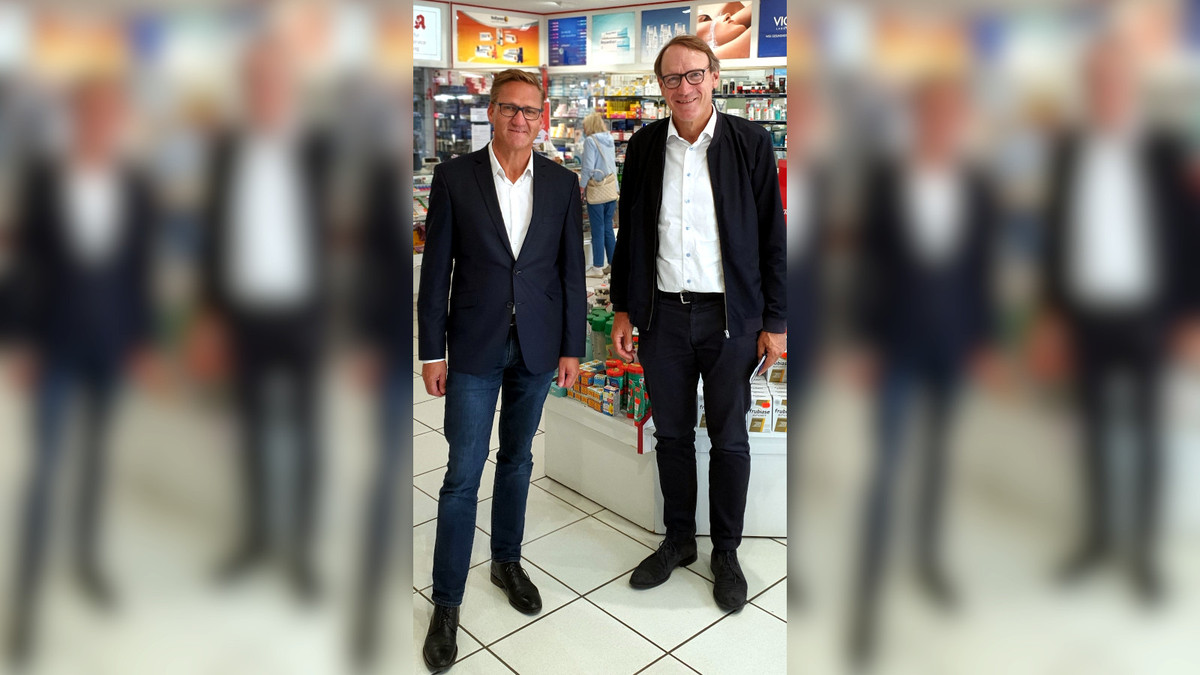 AOK-Chef absolviert Kurzpraktikum in Apotheke | APOTHEKE ADHOC